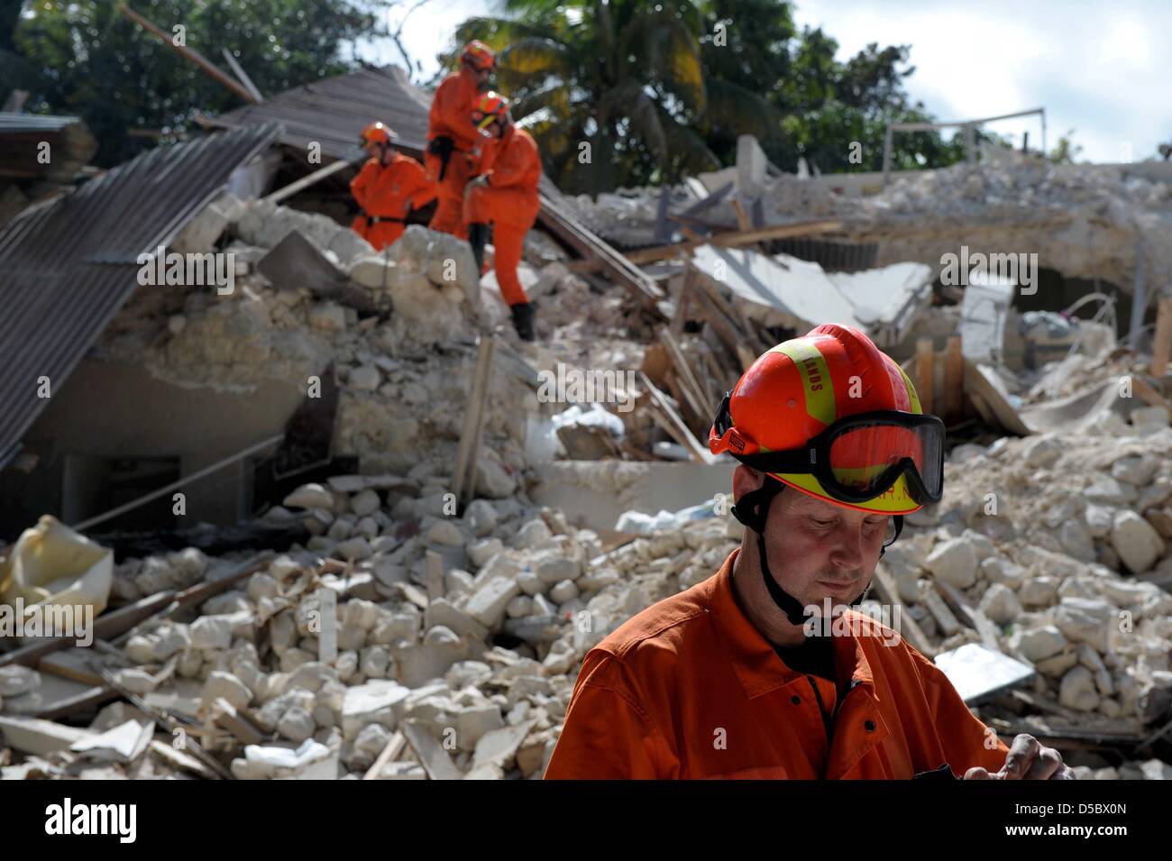 2010 haiti earthquake rescue hi-res stock photography and images - Alamy