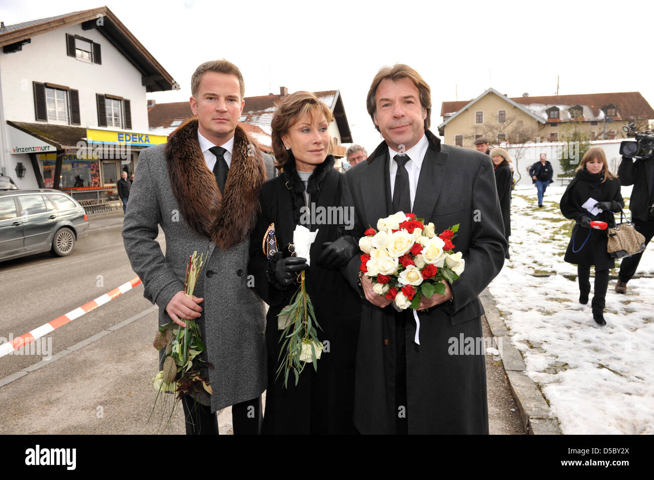 Felix Raslag (L-R), presenter Antje-Kathrin Kuehnemann and singer ...