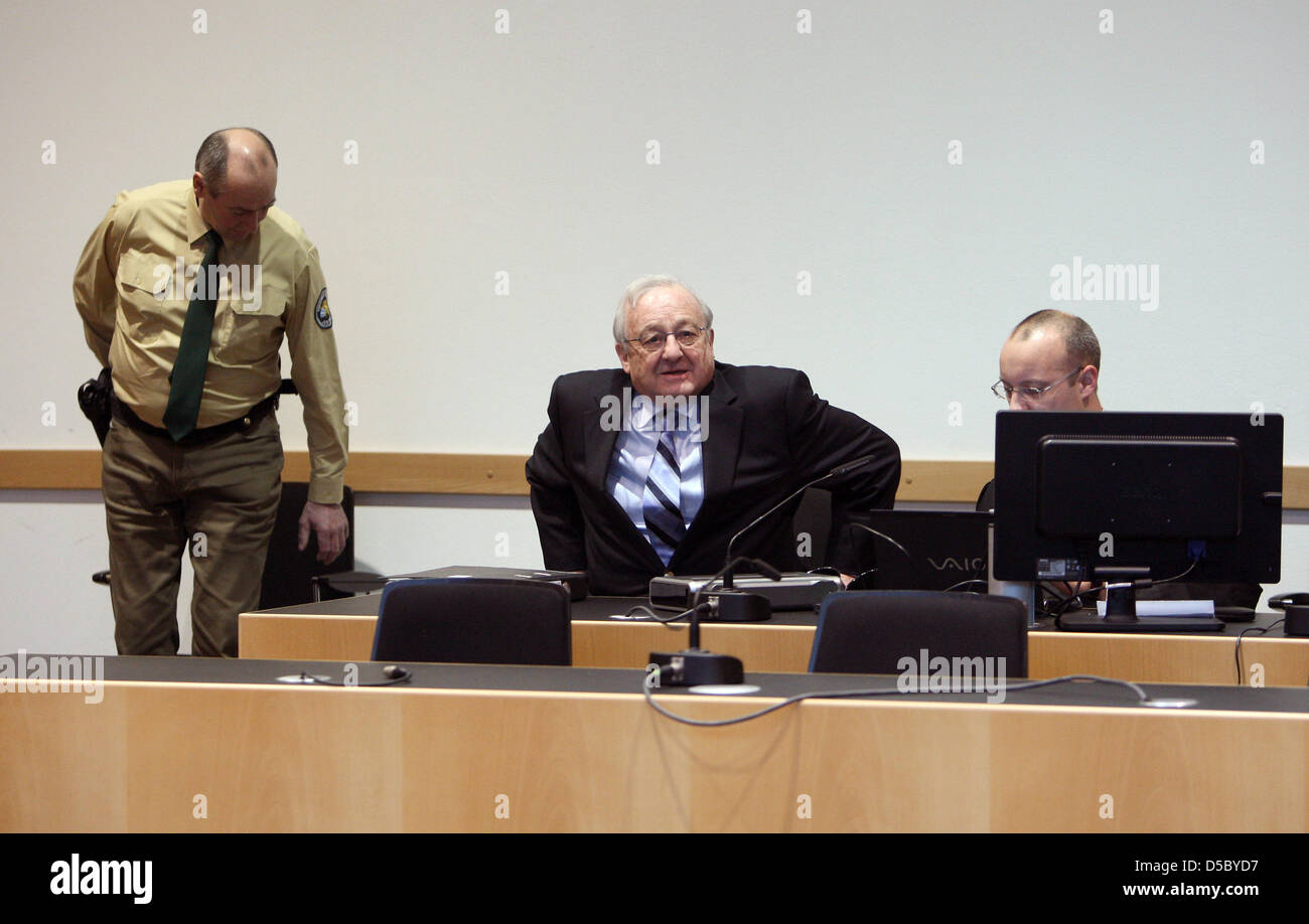 Arms lobbyist Karlheinz Schreiber (C) sits next to his lawyer Jan Olaf ...