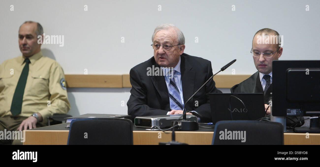 Arms lobbyist Karlheinz Schreiber (C) sits next to his lawyer Jan Olaf ...