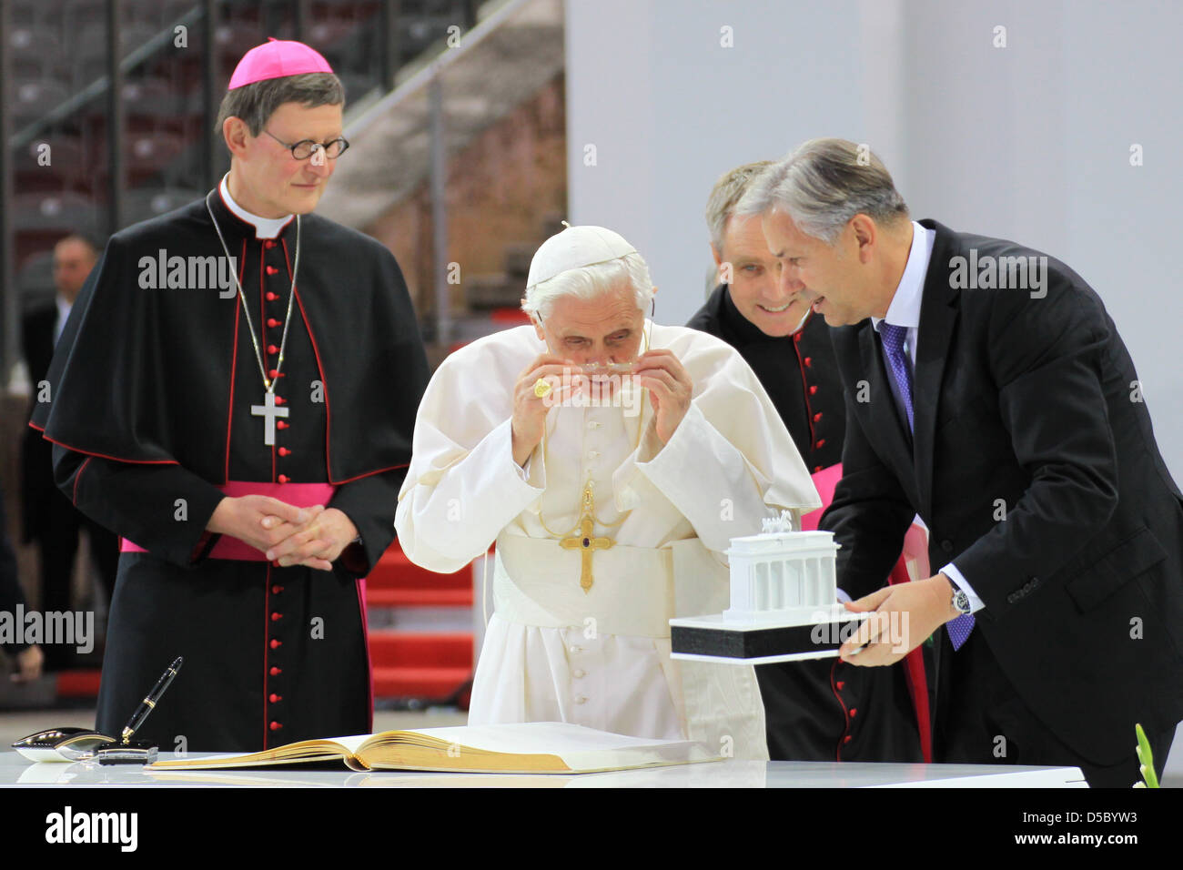 Pope Benedict XVI and Klaus Wowereit who is giving a present to the ...