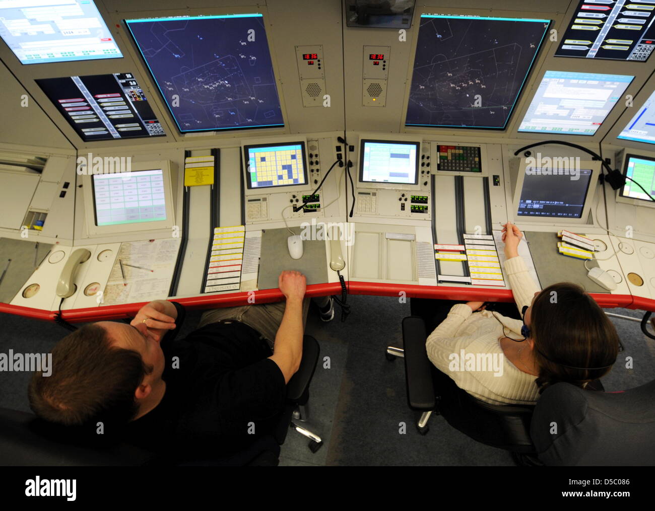 A coordination controller (L) and a radar controller from the Frankfurt ...