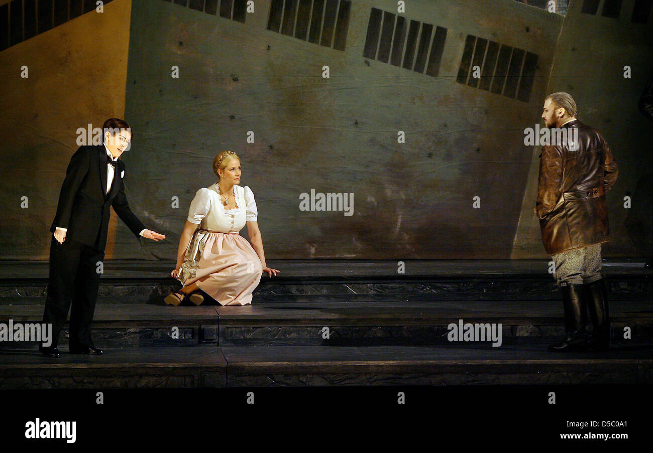 German tenor Torsten Kerl as Rienzi (R), US mezzo-soprano Kate Aldrich ...