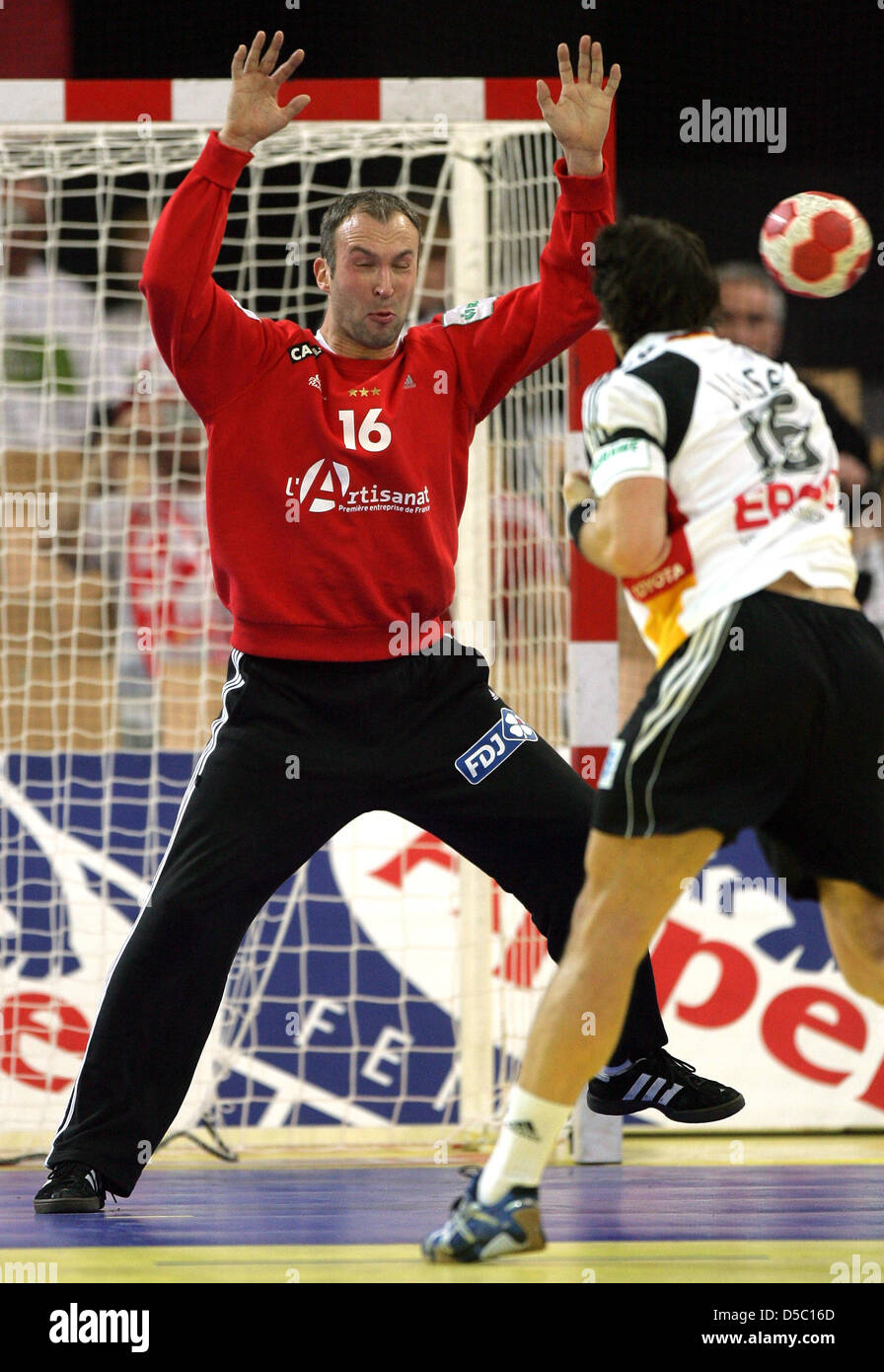 Germany's Torsten Jansen (R) throws the ball during Handball Euro 2010 ...