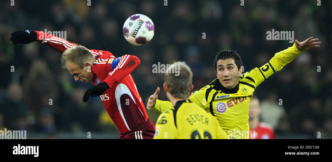 Dortmund's Nuri Sahin (R) and Hamburg's David Jarolim vie for the ball ...
