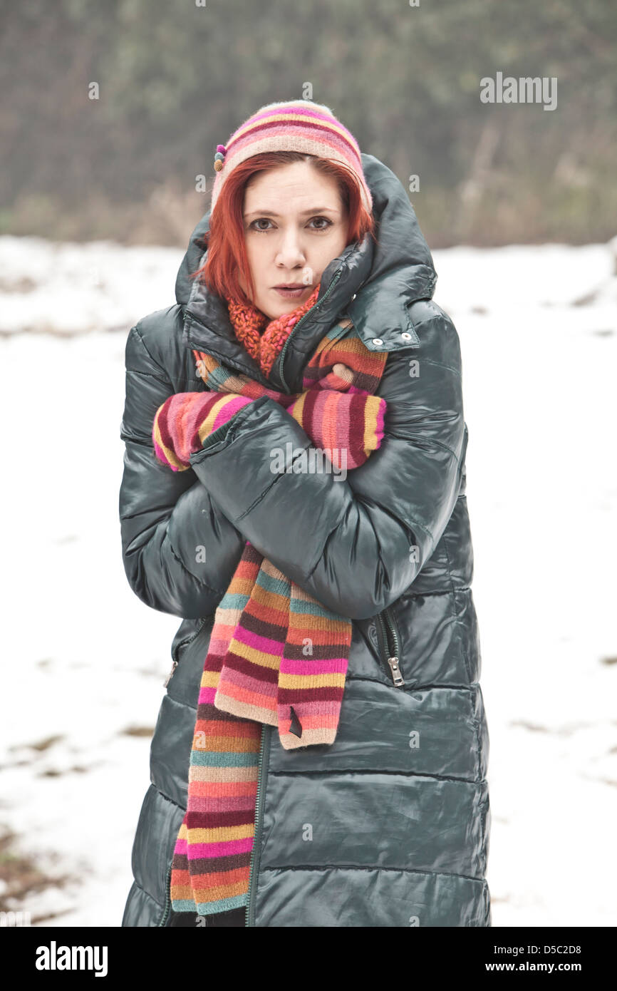 Person outdoors shivering young hi-res stock photography and images - Alamy
