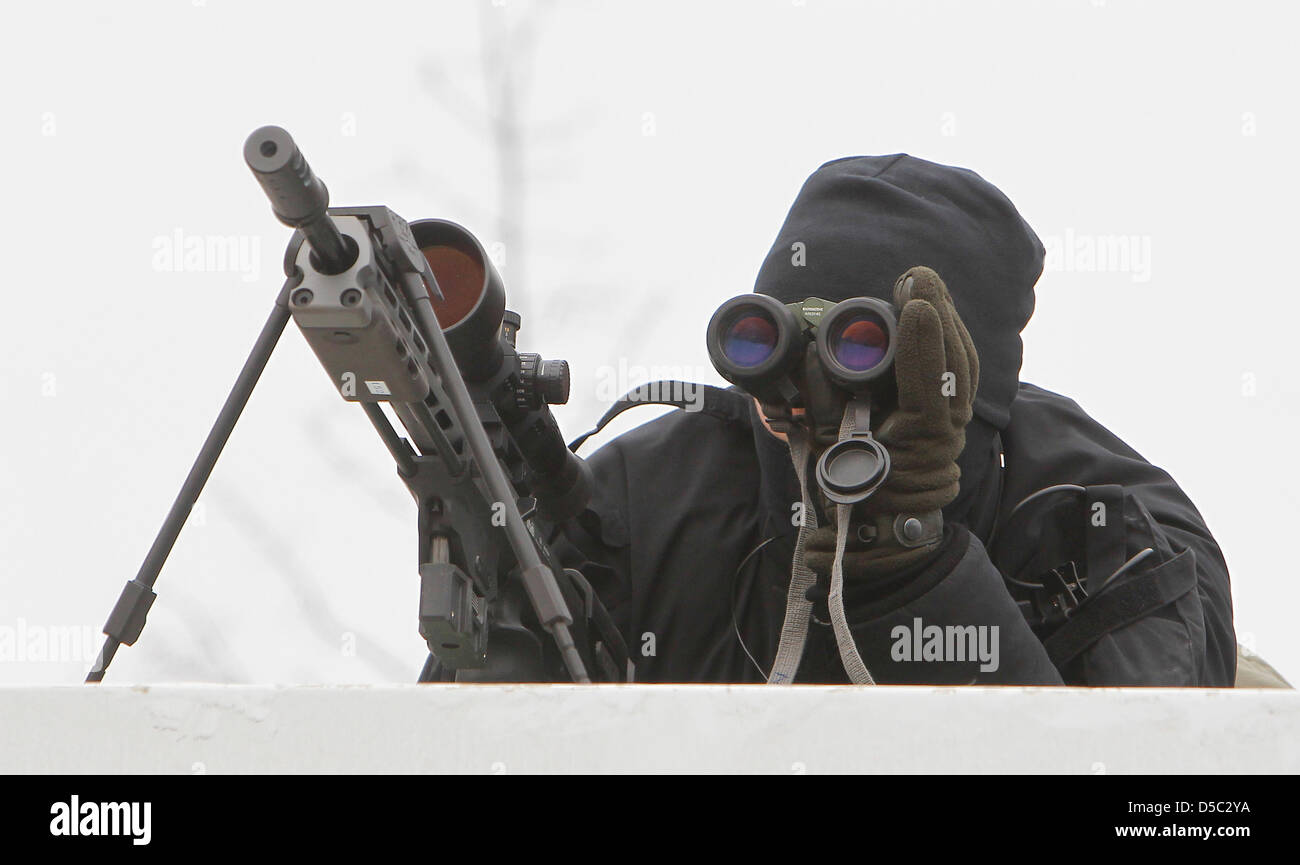 Sniper rifles hi-res stock photography and images - Alamy