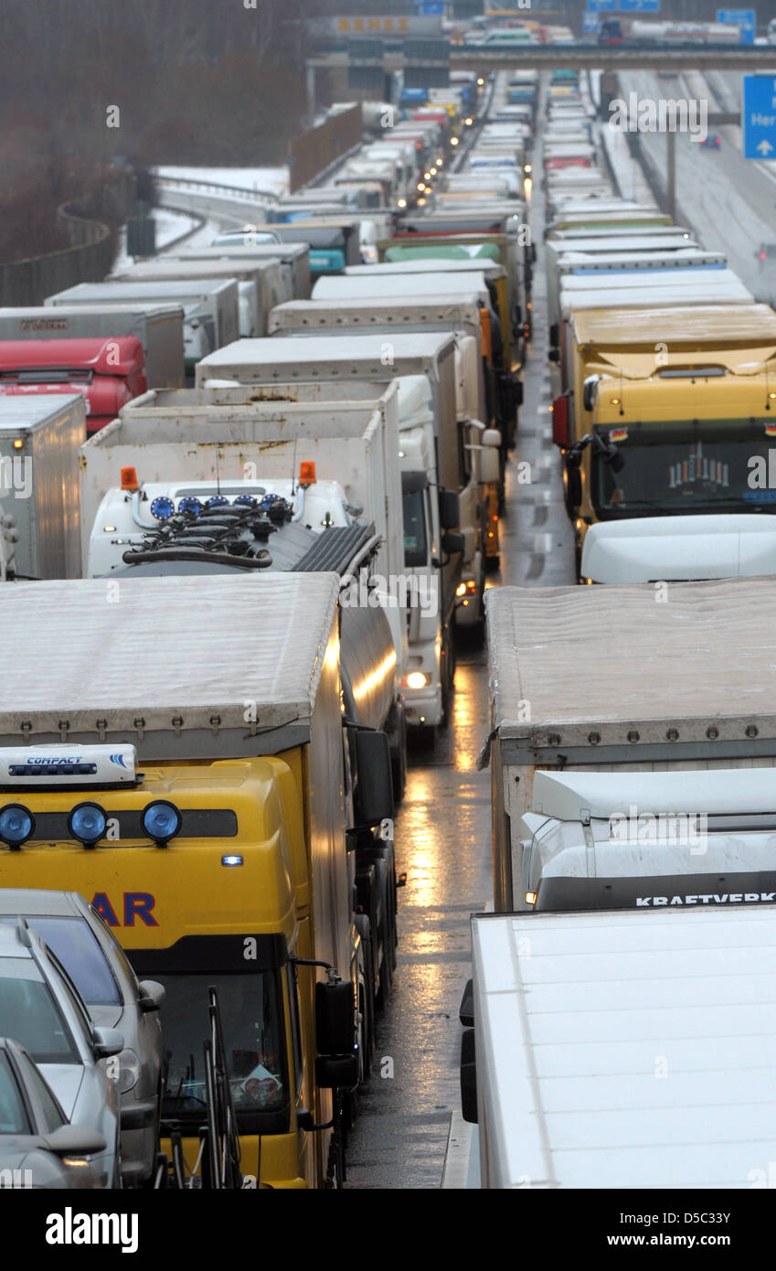 Queues of lorries hi-res stock photography and images - Alamy