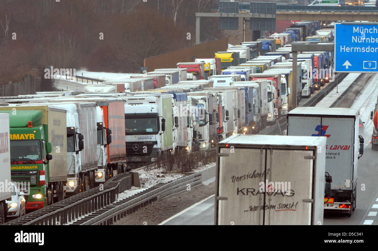 Queues of lorries hi-res stock photography and images - Alamy