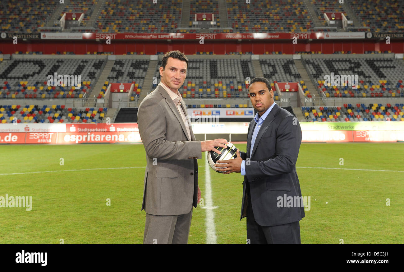 Ukrainian IBO, WBO and IBF Heavyweight Champion Vladimir Klitschko (L ...