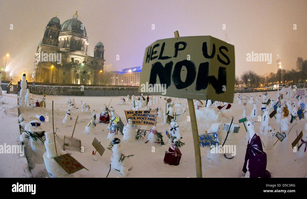 Hundreds of snowmen stand on the Schlossplatz in Berlin, Germany, 27 ...