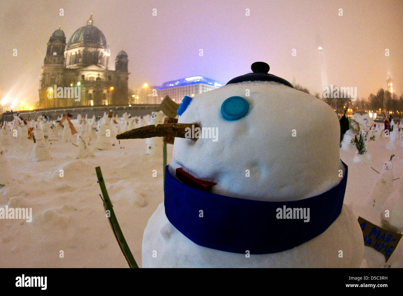 Hundreds of snowmen stand on the Schlossplatz in Berlin, Germany, 27 ...