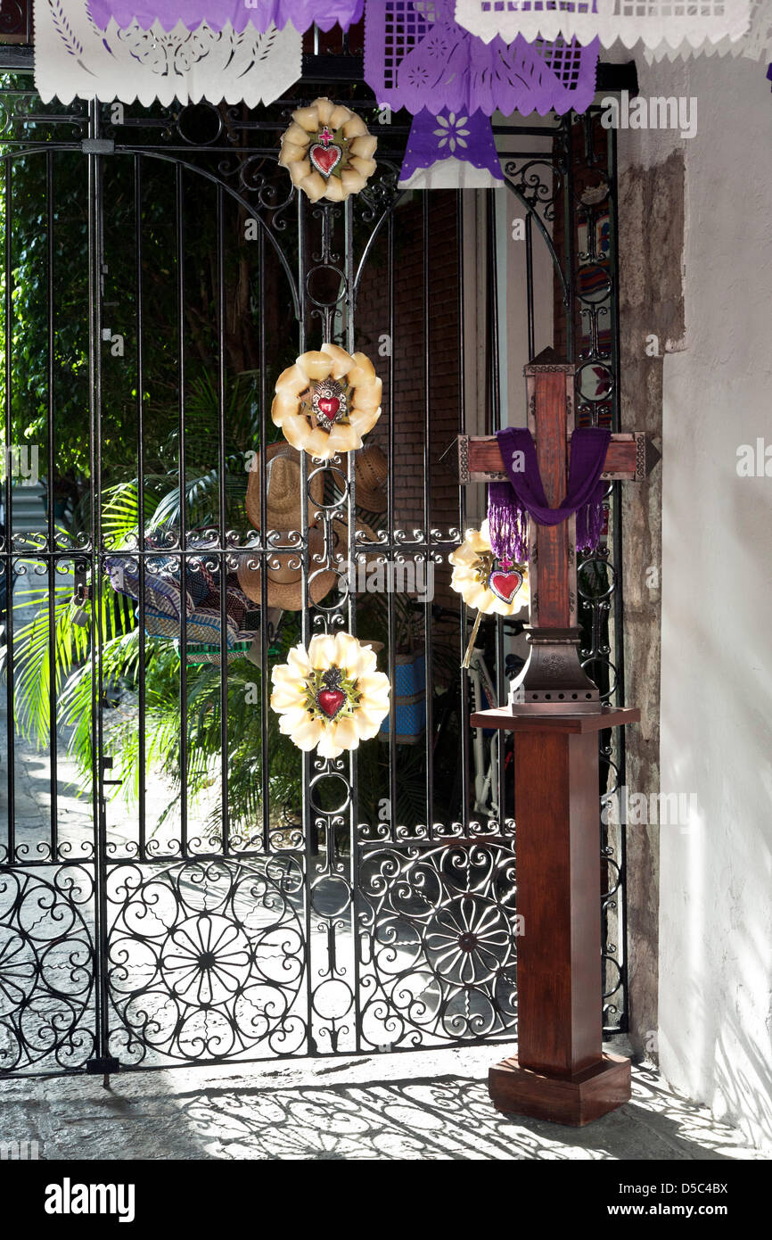 Oaxaca de Juarez, Mexico. 27th March, 2013. Simple wooden cross with ...