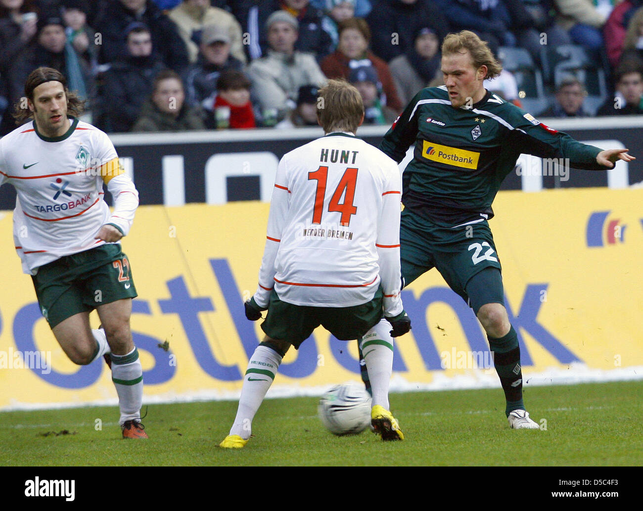 Moenchengladbach's Tobias Levels (R) fights for the ball with Bremen's ...