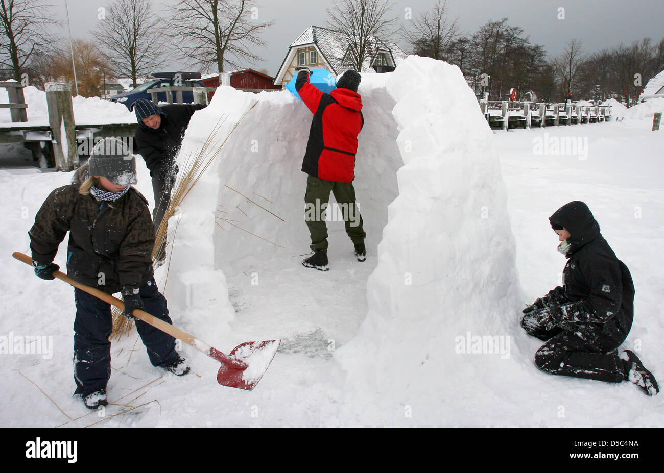 Children building igloo hi-res stock photography and images - Alamy