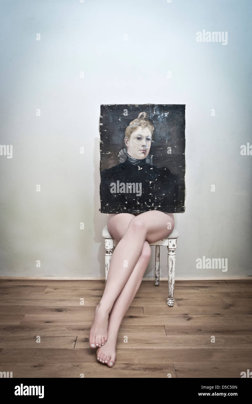Female legs crossed hi-res stock photography and images - Alamy