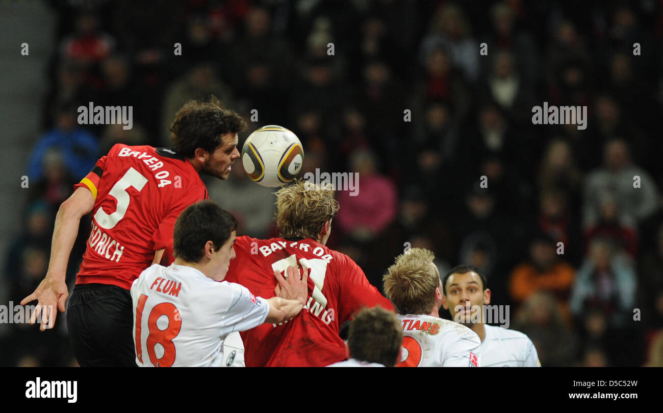 Leverkusen's Manuel Friedrich (L), Stefan Kiessling (3-L), Freiburg's ...