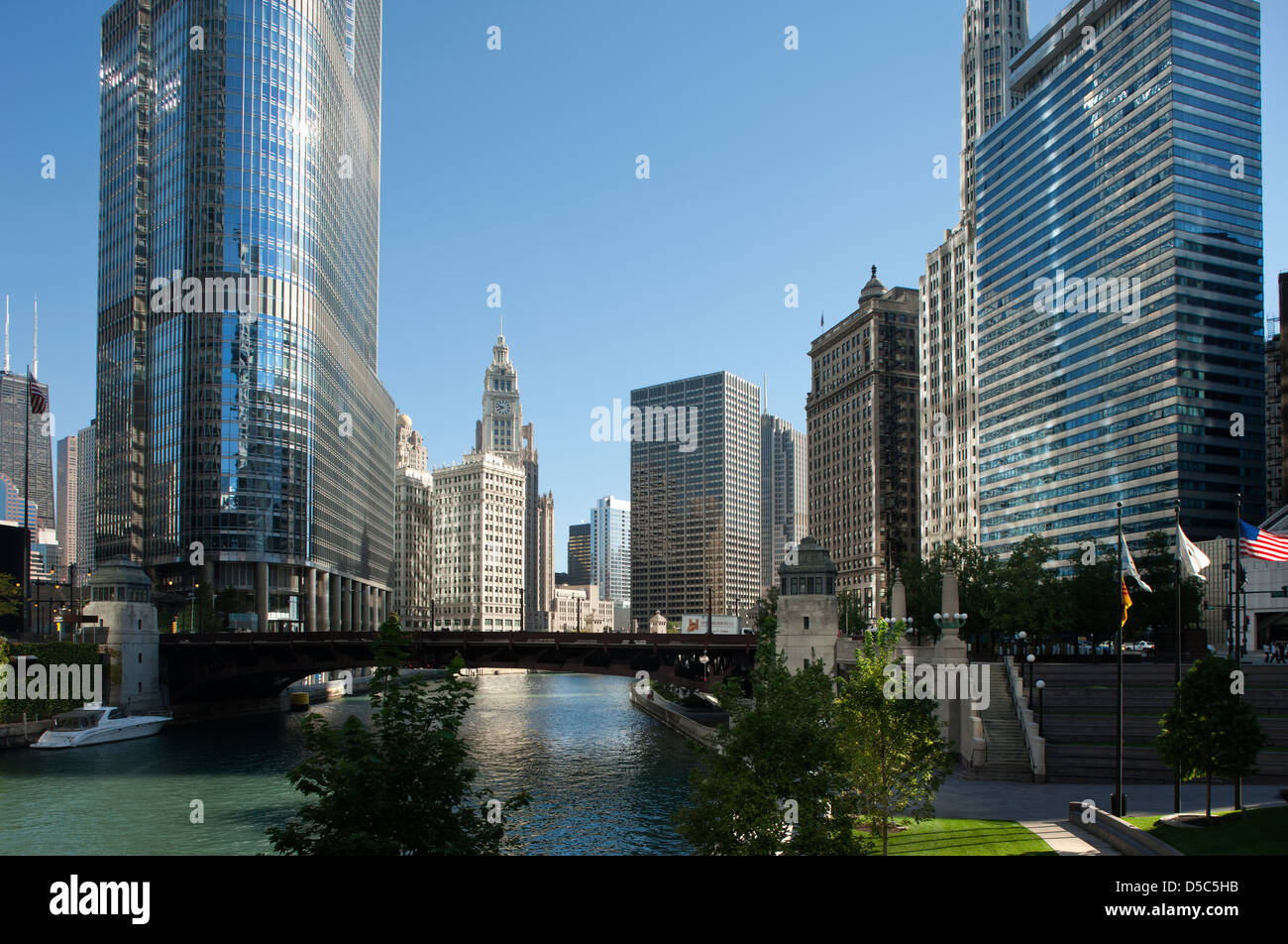 RIVER WALK LOOP SKYLINE DOWNTOWN CHICAGO ILLINOIS USA Stock Photo - Alamy