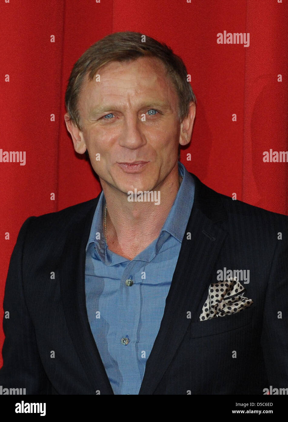 Daniel Craig at the premiere of the movie 'Cowboys and Aliens' at ...