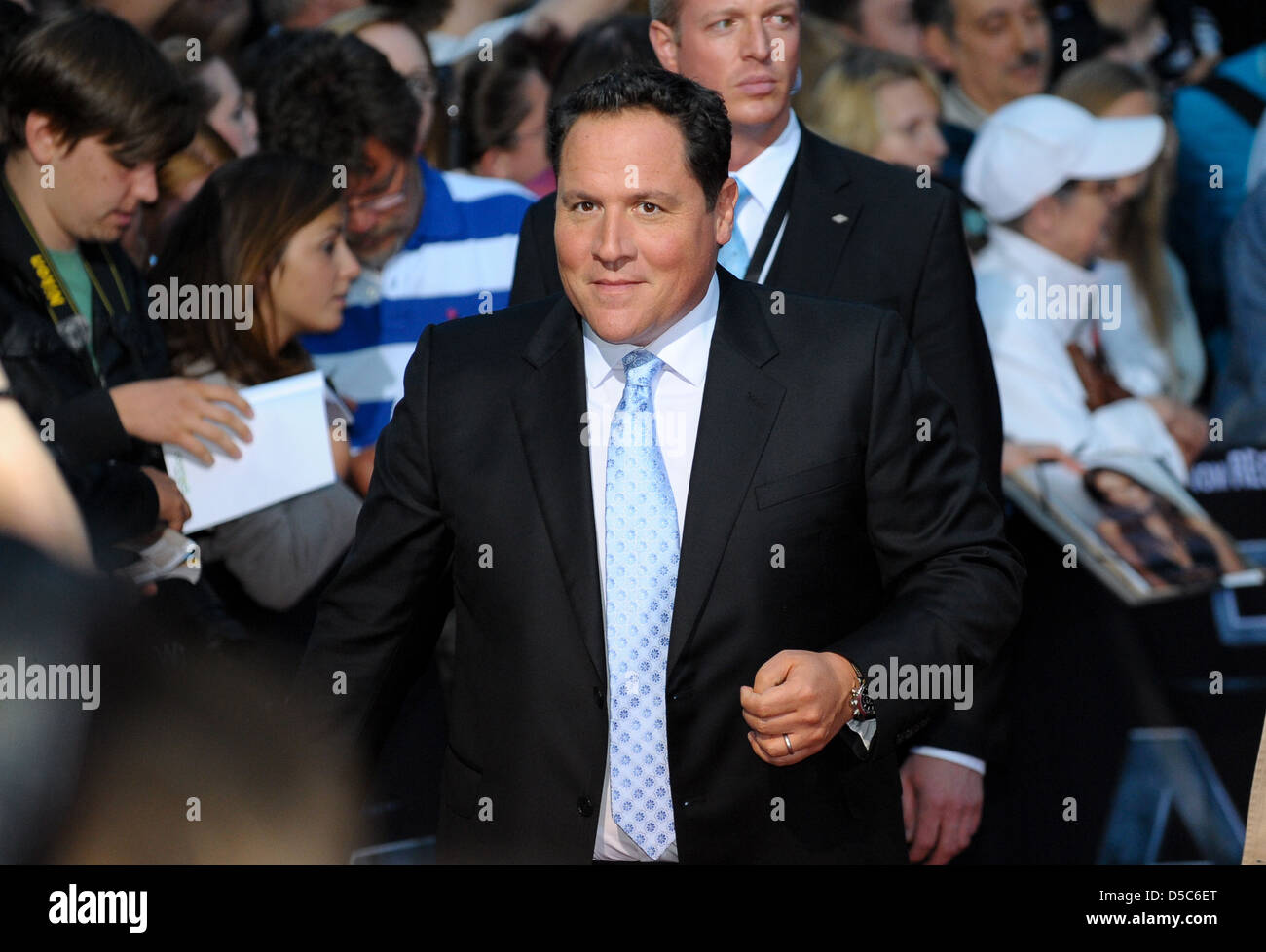 Jon Favreau at the premiere of the movie 'Cowboys and Aliens' at ...