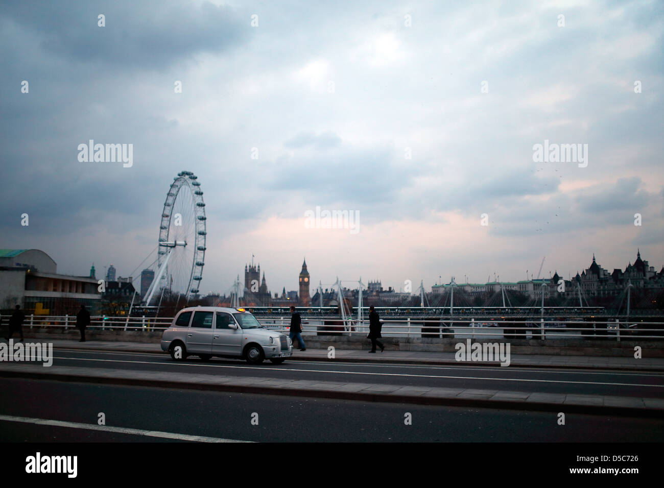 London taxi on Waterloo Bridge Stock Photo - Alamy