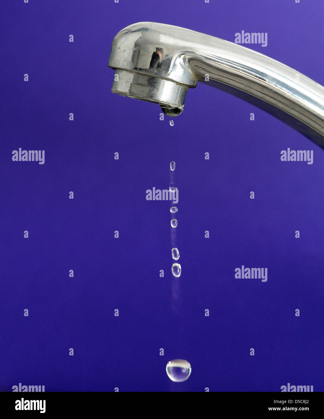 Falling water droplets hi-res stock photography and images - Alamy