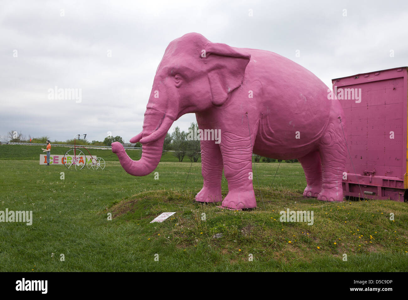 Pink Elephant Antique Mall , Livingston, Illinois, USA Stock Photo - Alamy
