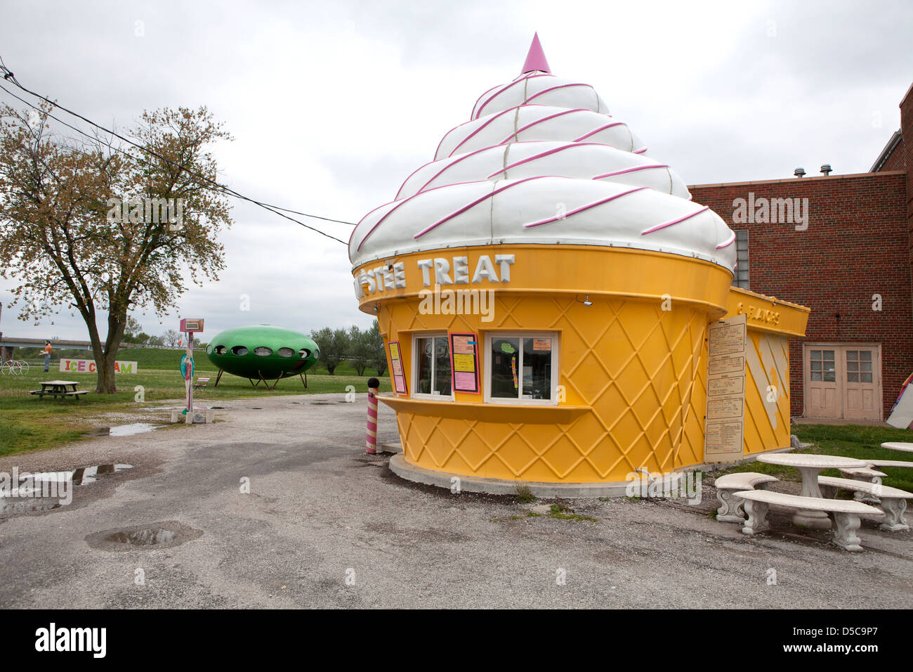 Pink Elephant Antique Mall , Livingston, Illinois, USA Stock Photo - Alamy