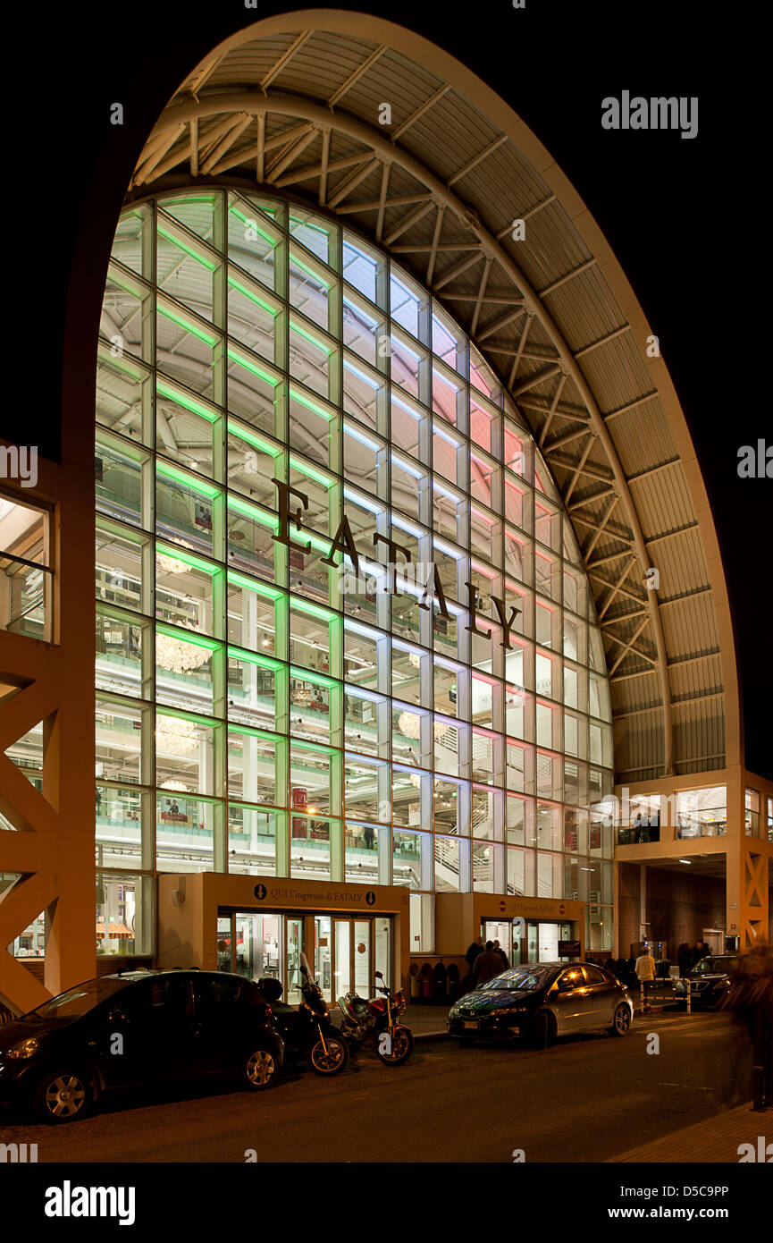 Shopping mall rome hi-res stock photography and images - Alamy