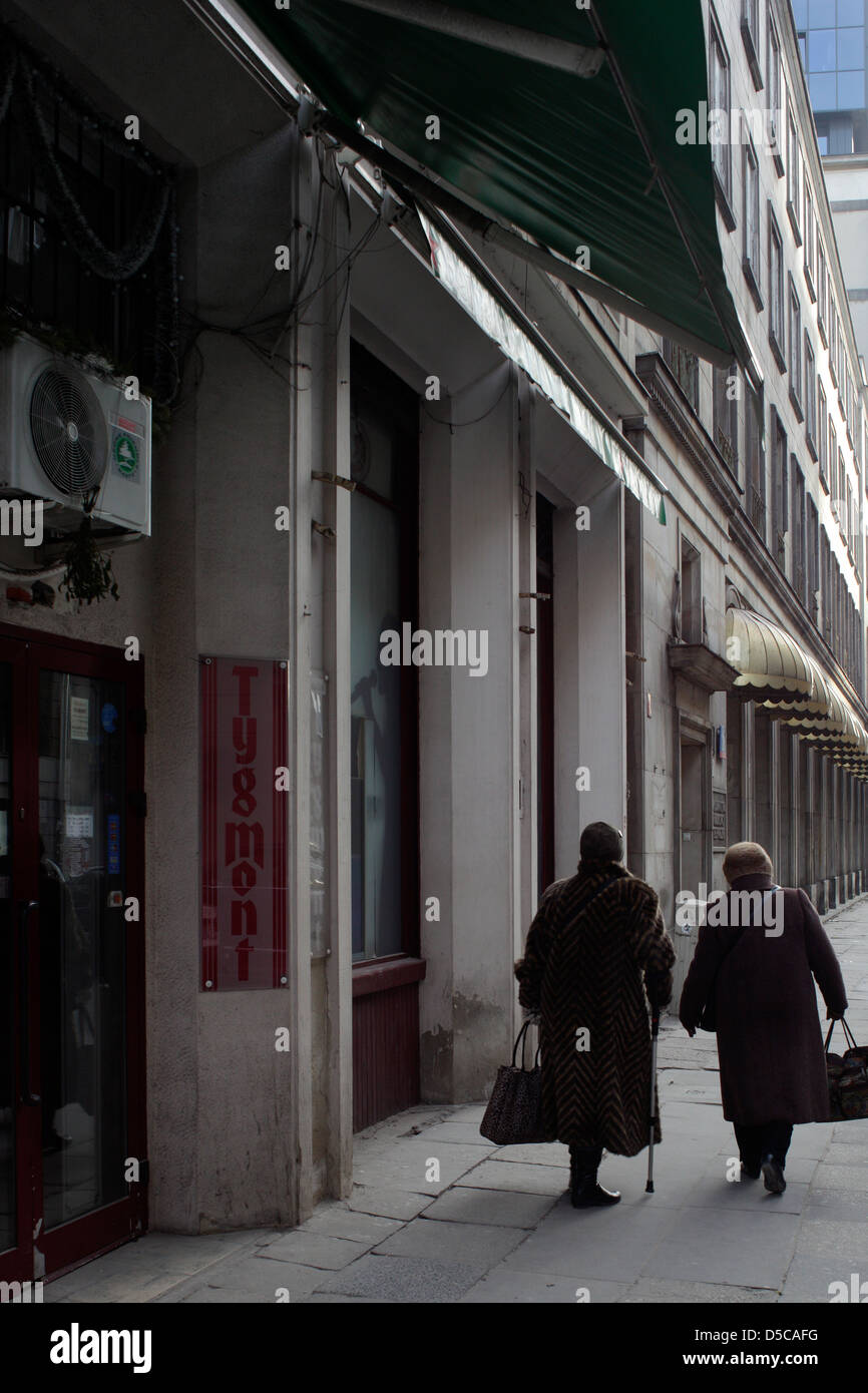 Pedestrians walk through streets hi-res stock photography and images ...