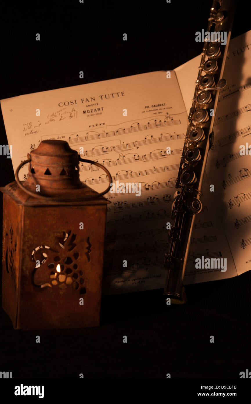 Music by candlelight hi-res stock photography and images - Alamy