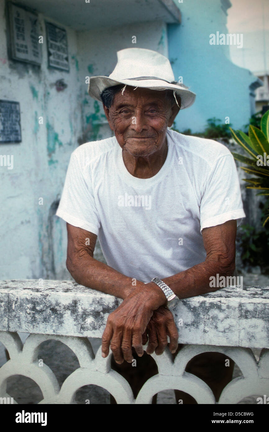 Portrait of an elderly Mexican man Stock Photo - Alamy