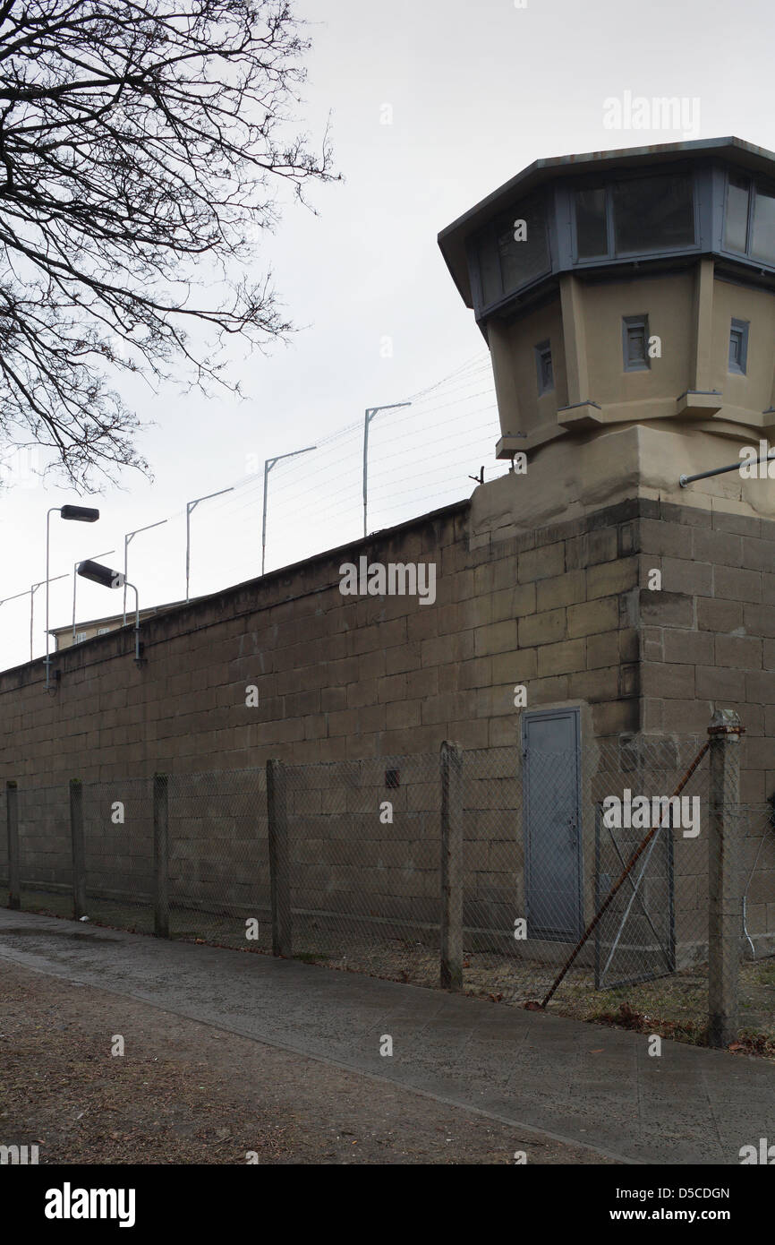 Berlin, Germany, watchtower and Gefaengnismauer, memorial ...