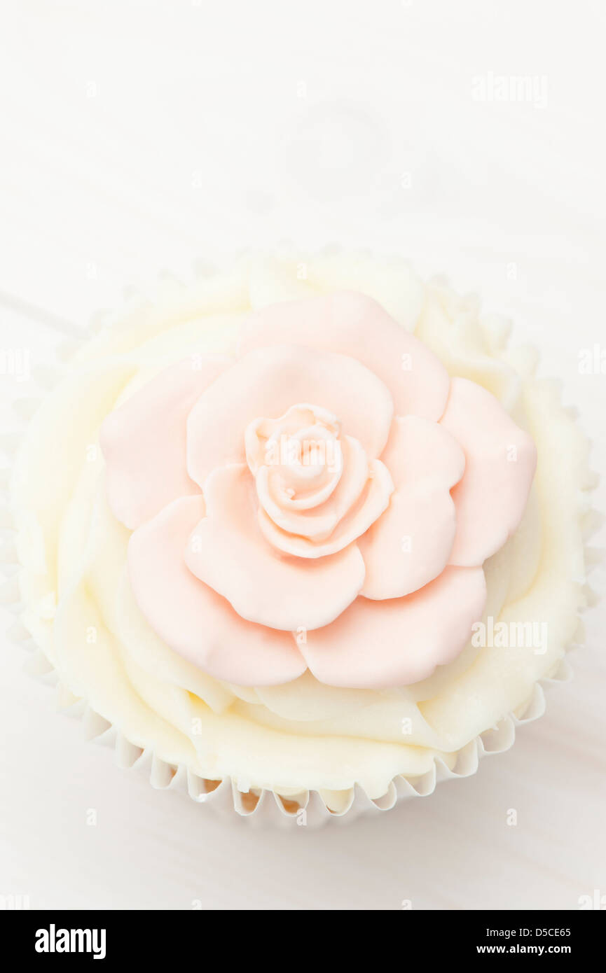 Cupcake with buttercream icing and a sugarcraft rose decoration Stock ...