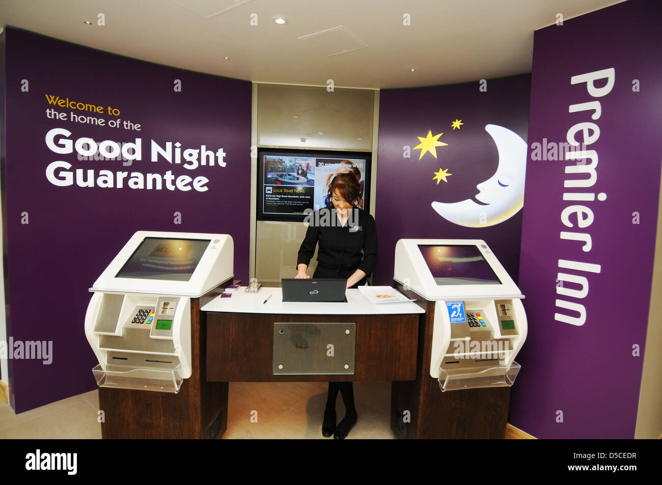 Hotel front desk sign hi-res stock photography and images - Alamy