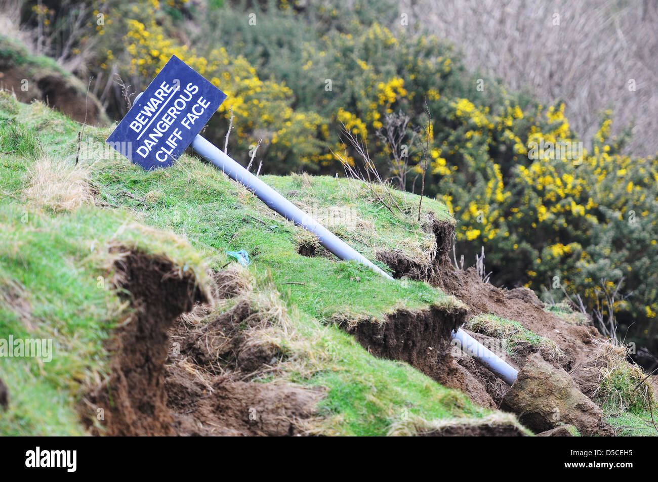 Warning cliff falls danger sign hi-res stock photography and images - Alamy