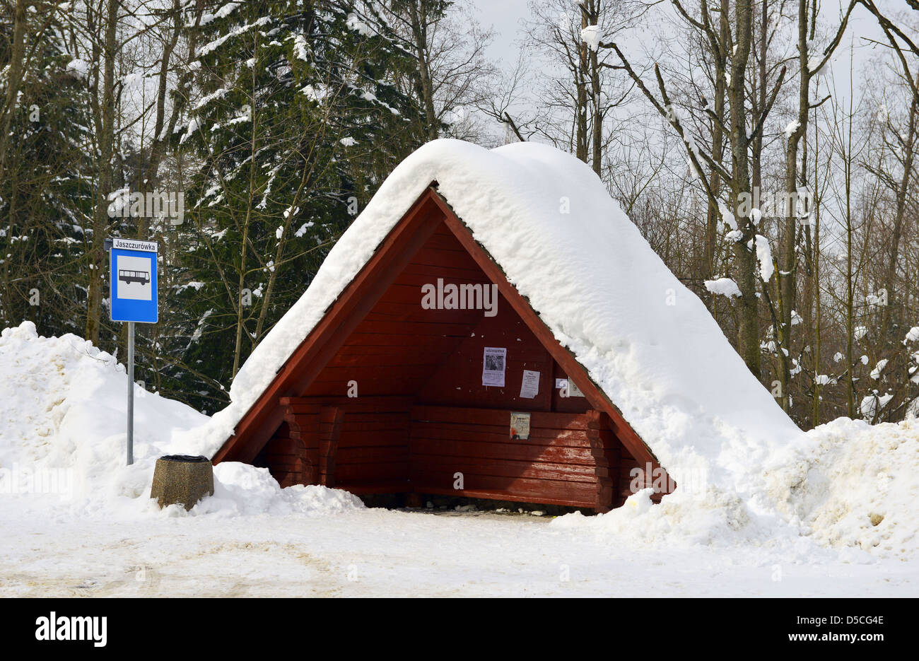 Bus stop snow hi-res stock photography and images - Alamy