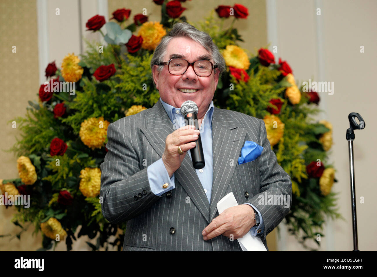 British actor and comedian Ronnie Corbett Stock Photo - Alamy