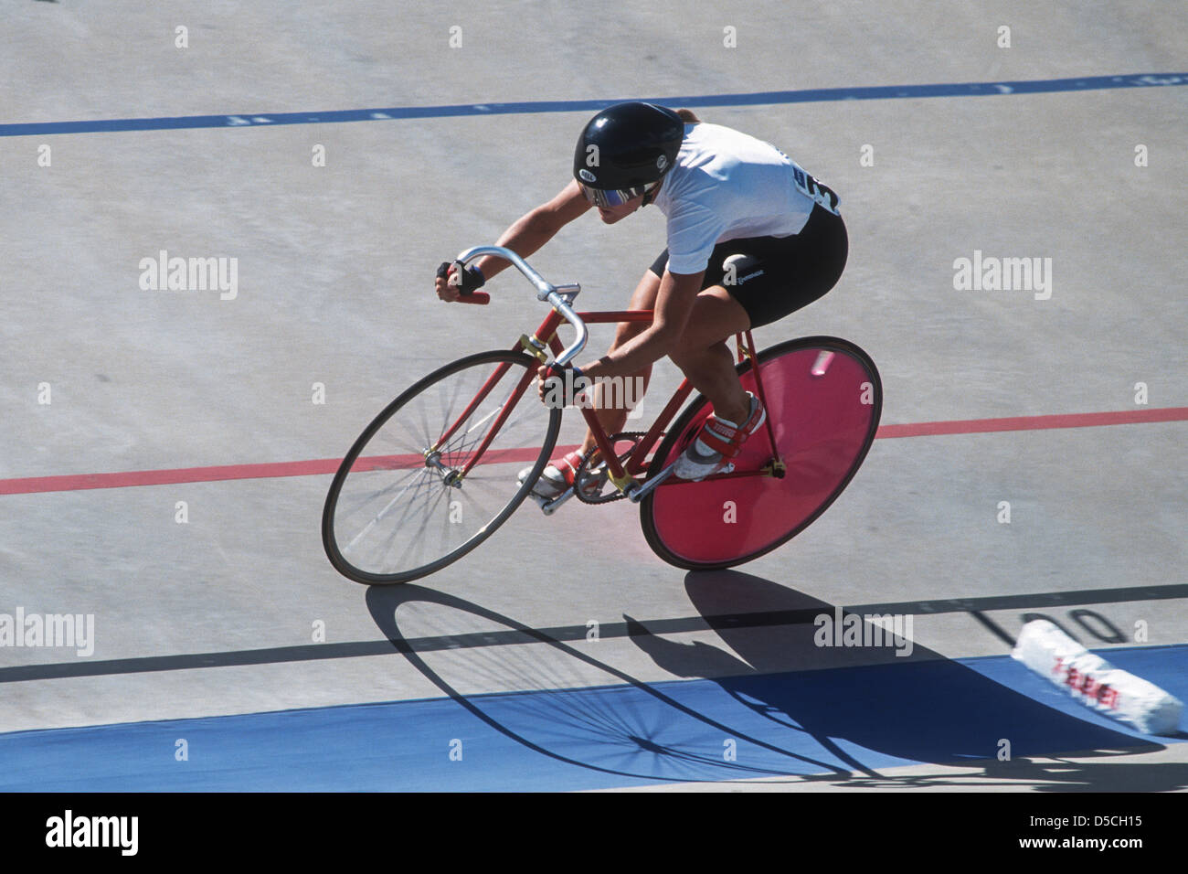 Woman cyclist competing on the velodrome Stock Photo - Alamy