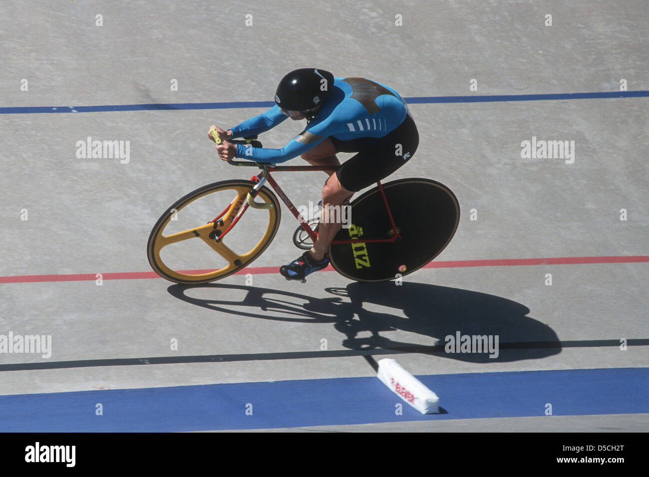 Woman cyclist competing on the velodrome Stock Photo - Alamy