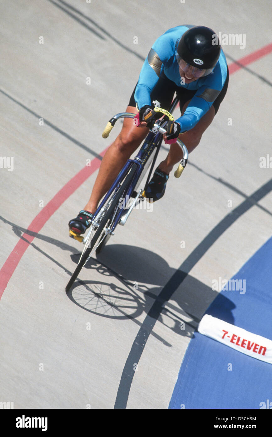 Woman cyclist competing on the velodrome Stock Photo - Alamy