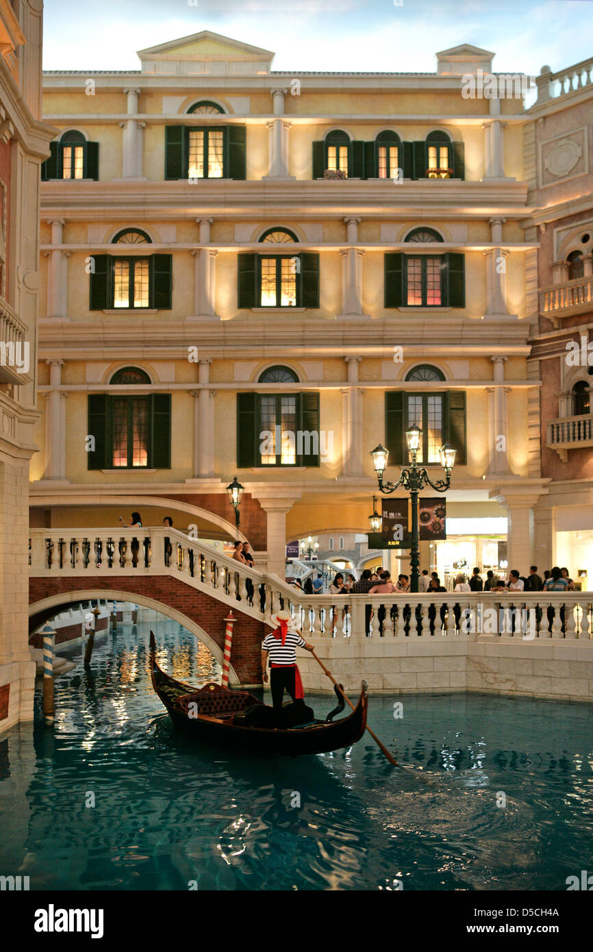 Replica of Venice's San Luca Canal in The Venetian luxury hotel and ...