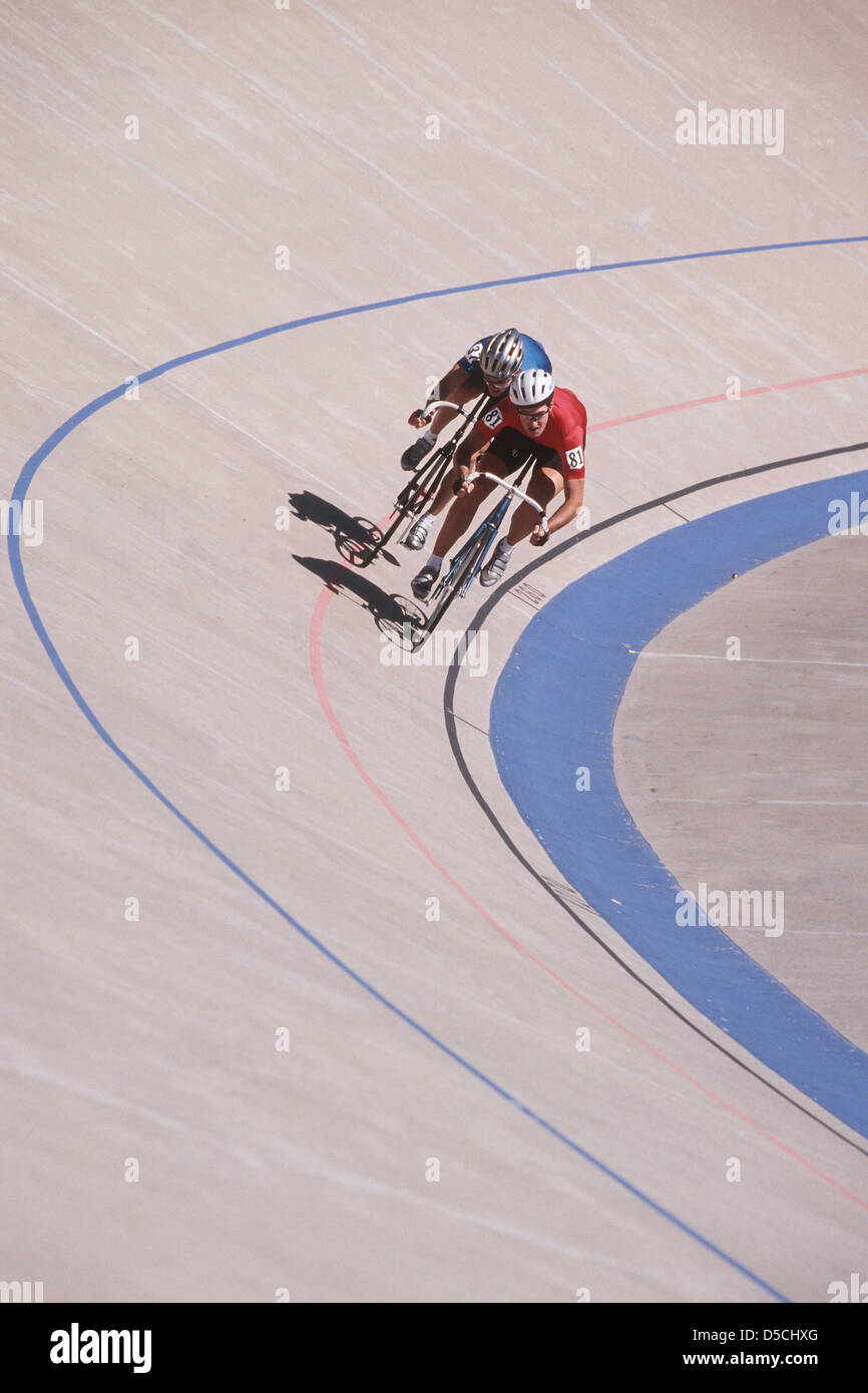 Male cyclists competing on the velodrome Stock Photo - Alamy