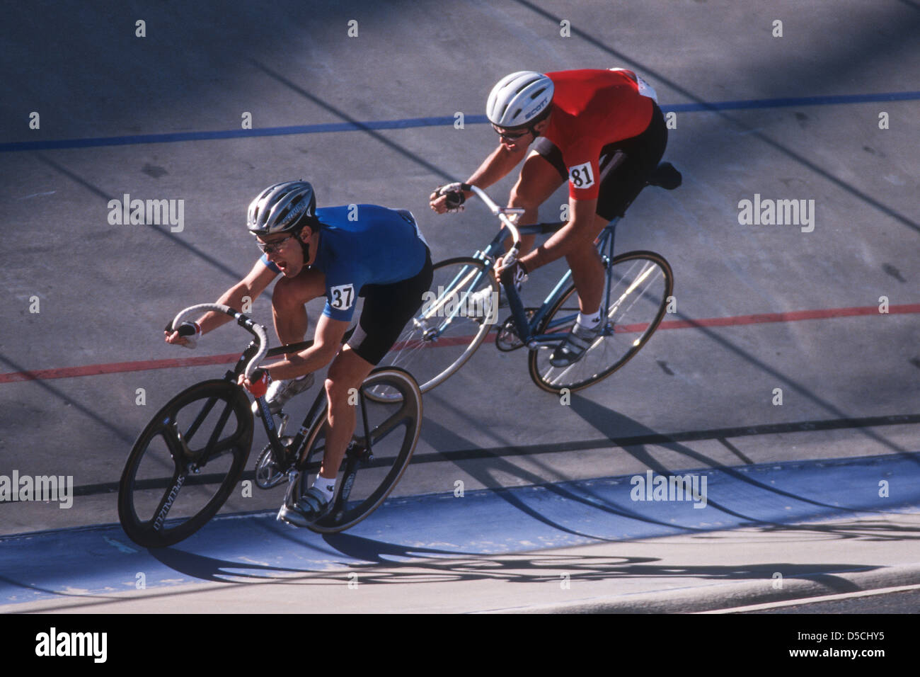 Male cyclists competing on the velodrome Stock Photo - Alamy