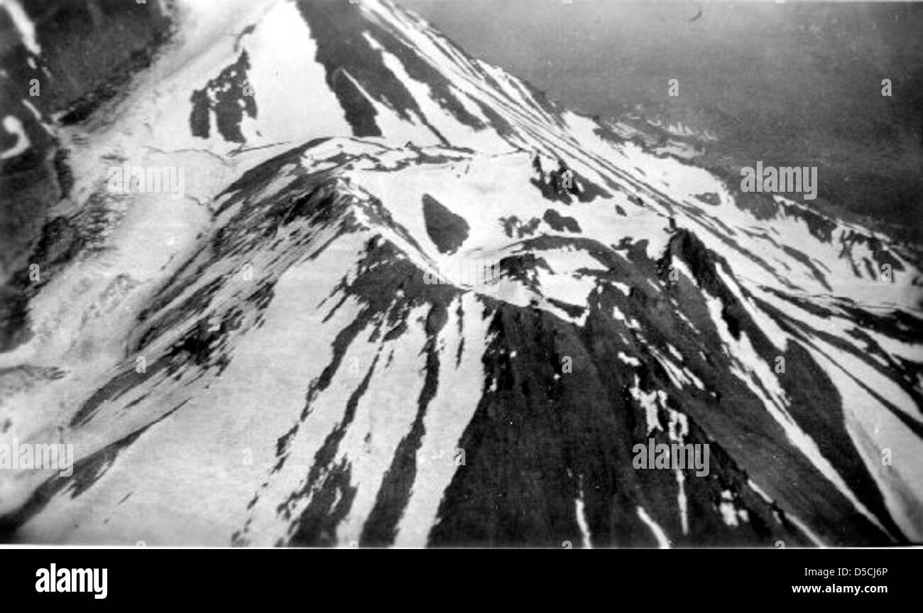 This 1921 photograph captures a pivotal moment in aviation history ...