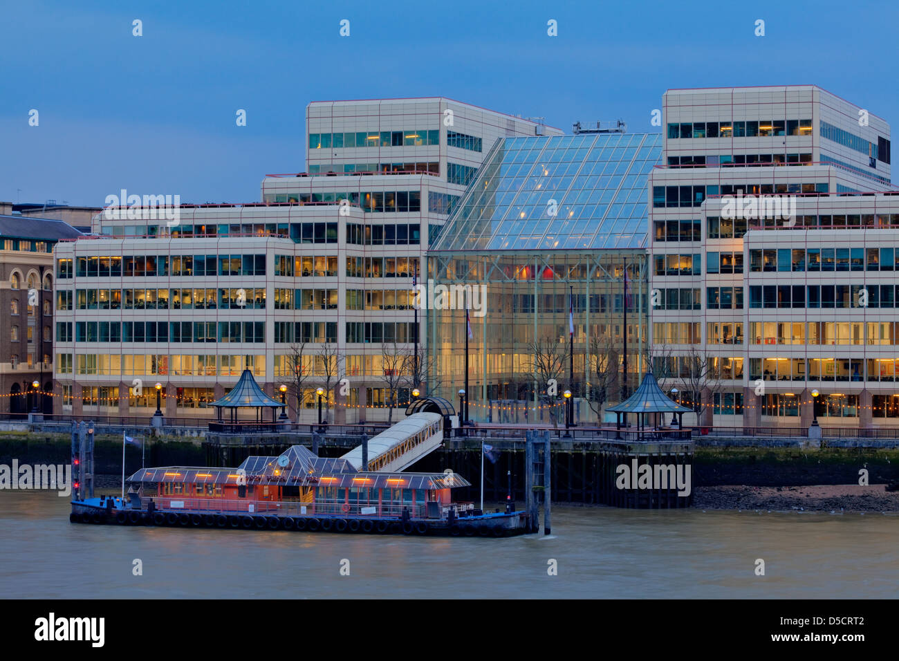 London bridge pier hi-res stock photography and images - Alamy