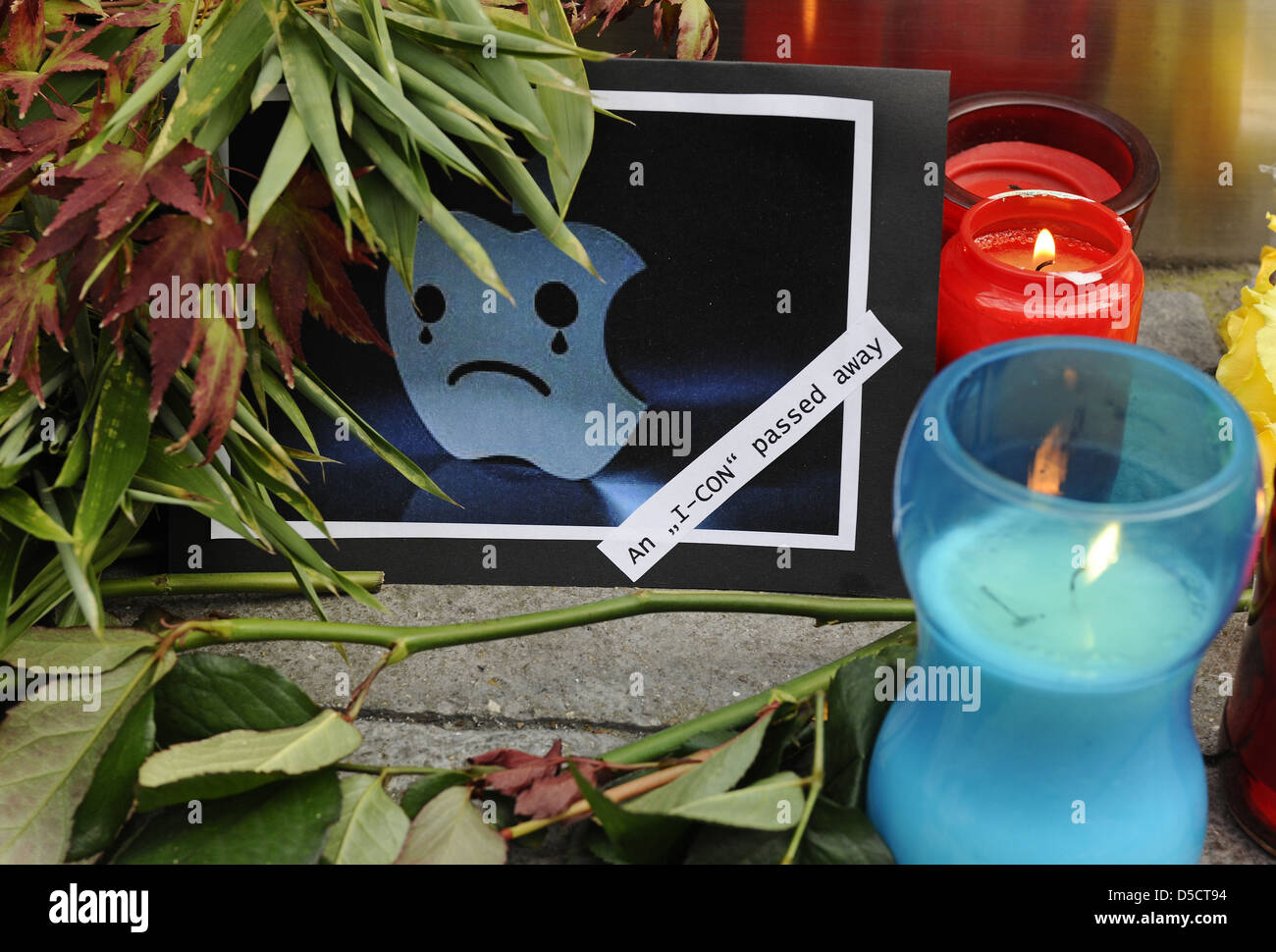 Apple fans mourn the death of Apple Inc. founder Steve Jobs at Apple ...