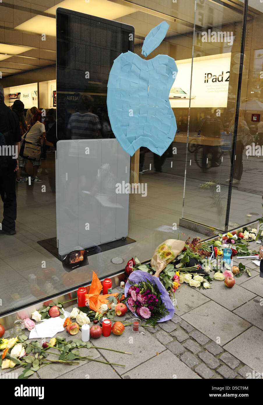 Apple fans mourn the death of Apple Inc. founder Steve Jobs at Apple ...