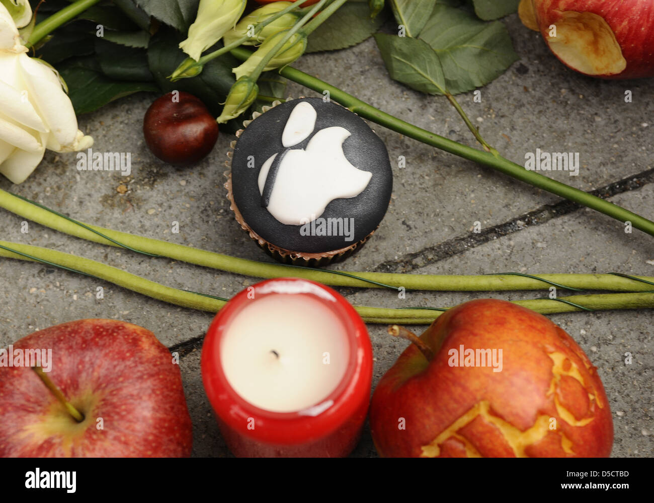Apple fans mourn the death of Apple Inc. founder Steve Jobs at Apple ...