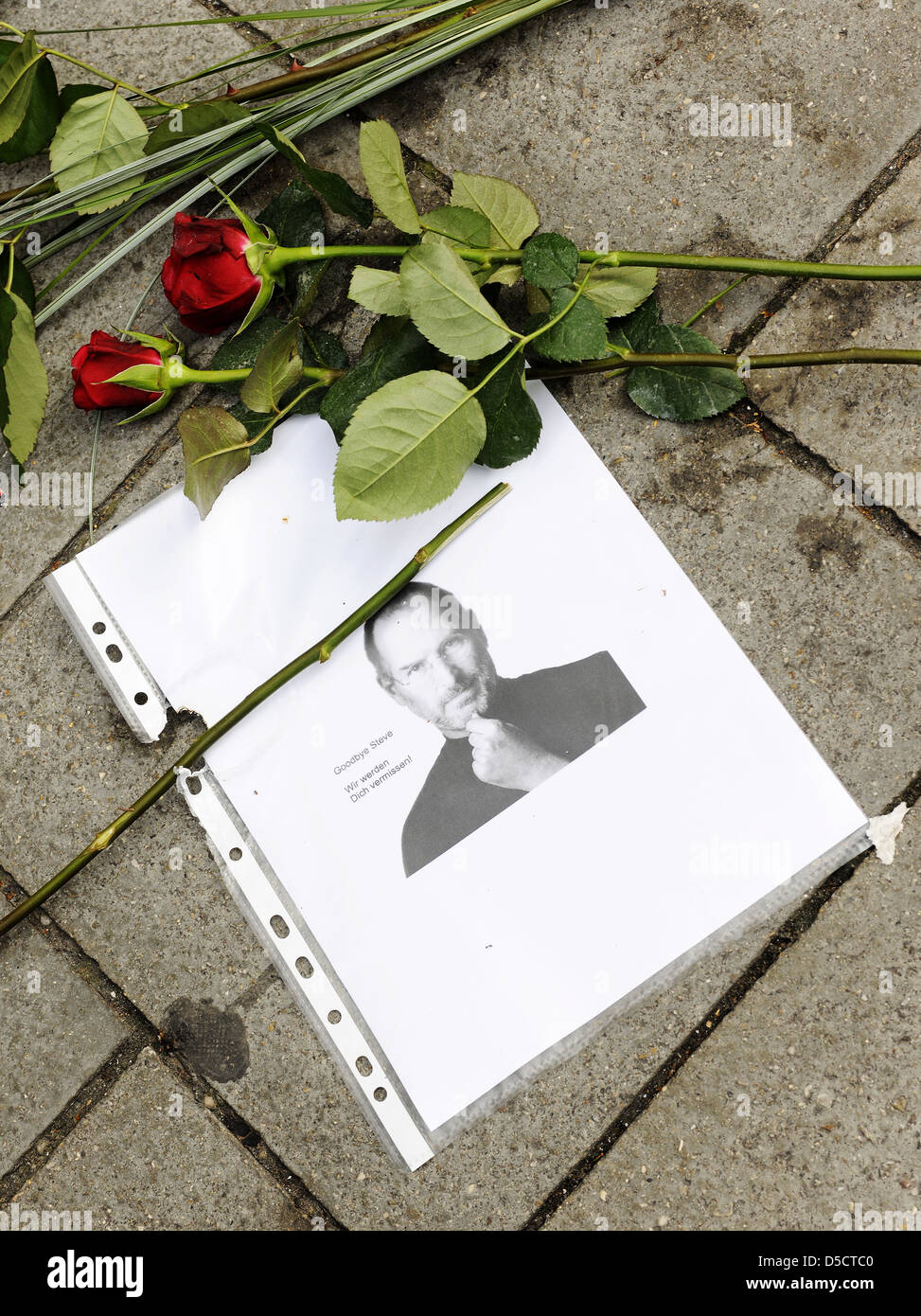 Apple fans mourn the death of Apple Inc. founder Steve Jobs at Apple ...